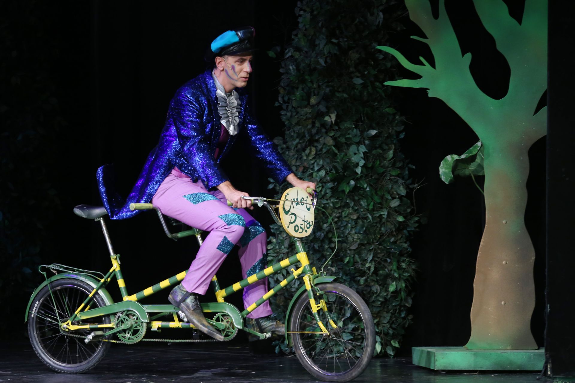 Kukac Kata kalandjai | Galéria