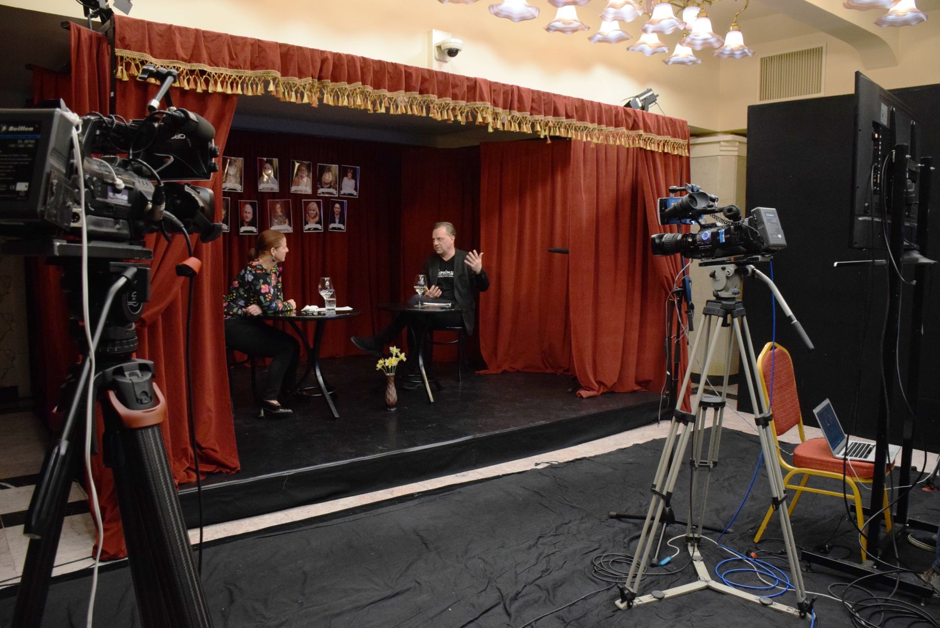 A zárt falak mögött folyamatos a munka