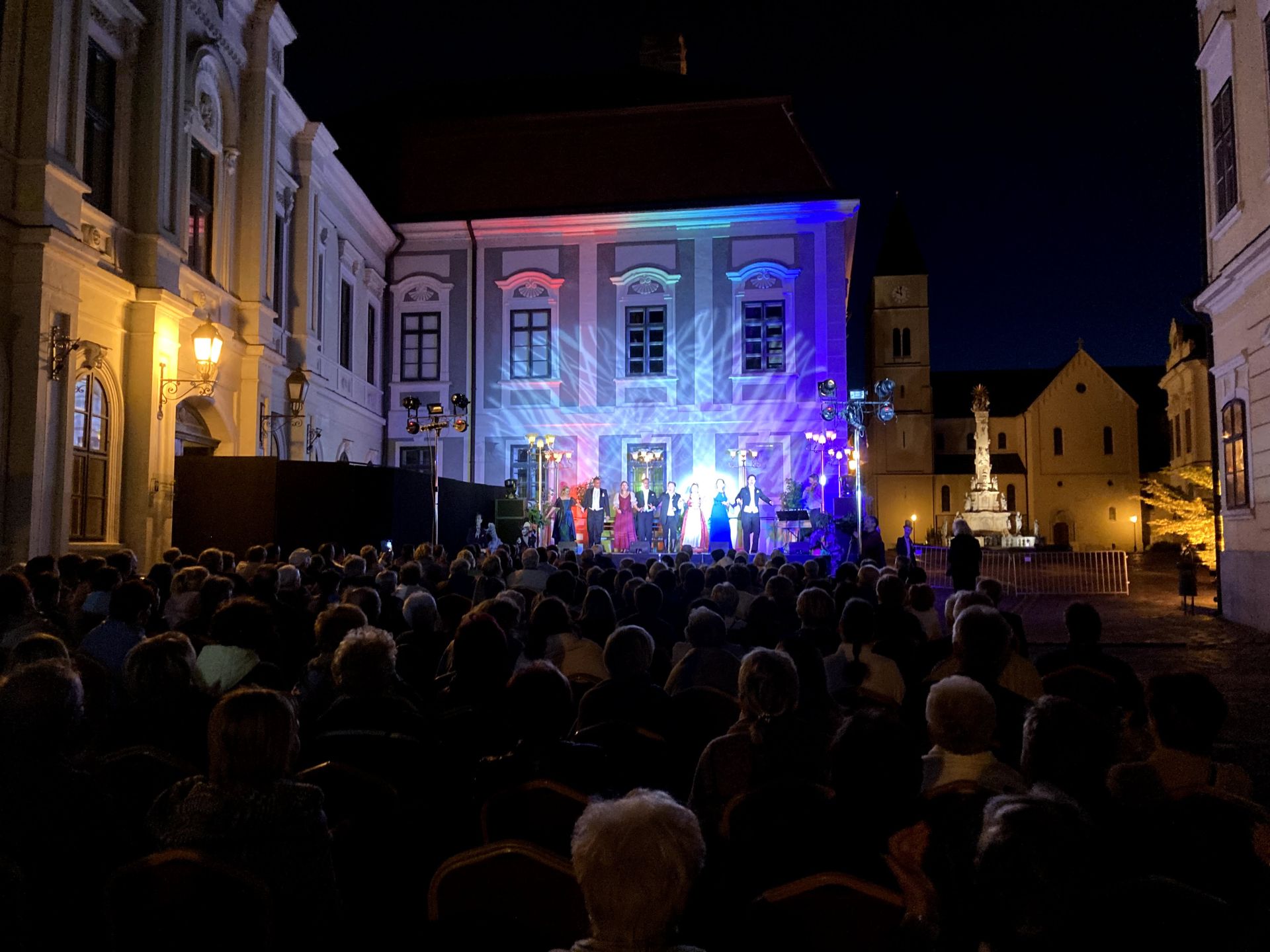 Rendkívüli, egész Veszprémet átható IV. Veszprémi Rátonyi Róbert ...