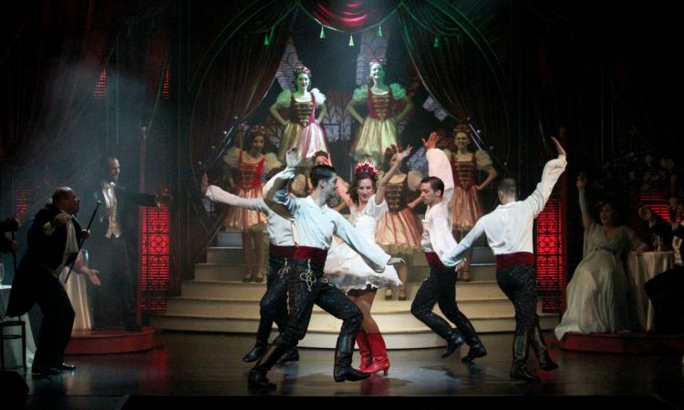 Drámai túlfűtöttség, a régi és a modern kor ötvözete, az operettek ...