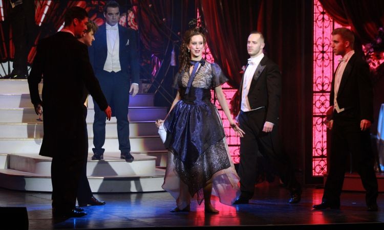 Drámai túlfűtöttség, a régi és a modern kor ötvözete, az operettek ...